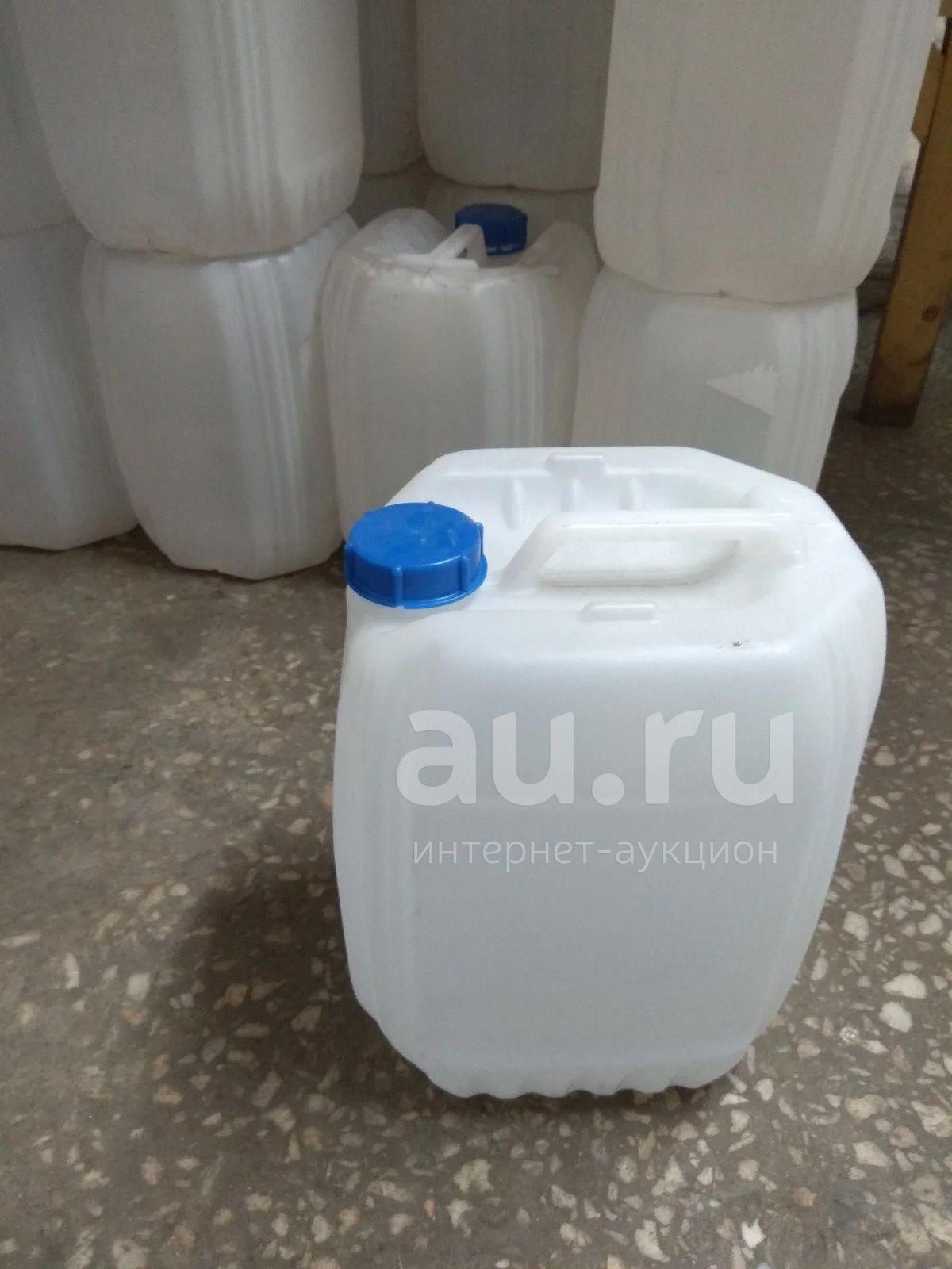 Канистра 10 л — купить в Красноярске. Состояние: Б/у. Другое (хозтовары ...