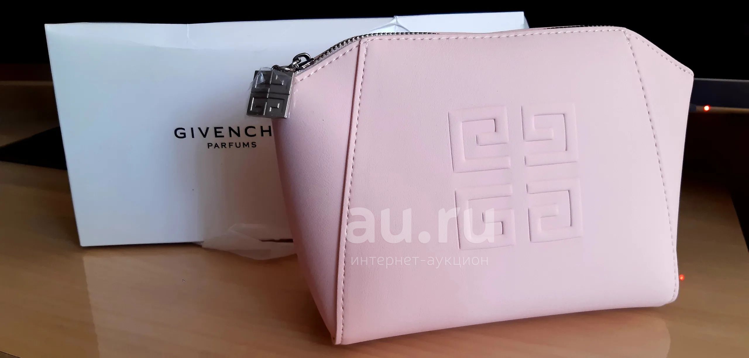 Косметичка от Givenchy. Оригинал — купить в Красноярске. Состояние ...