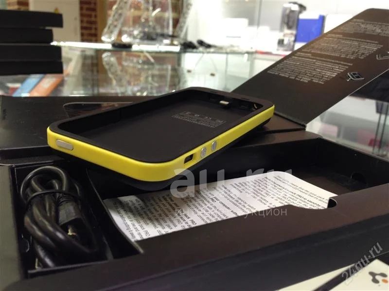 Чехол аккумулятор для iPhone 5 Juice pack Plus Черный с желтой полосой ...